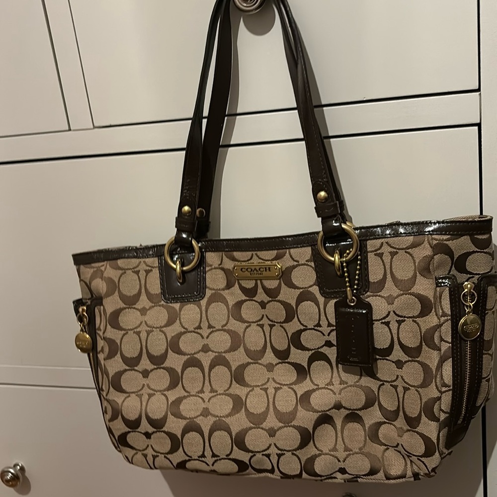 Coach Gallery Signature Zip Khaki Mahogany. - Gem